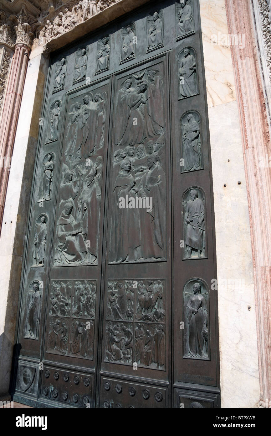 Cathedral door siena hi-res stock photography and images - Alamy