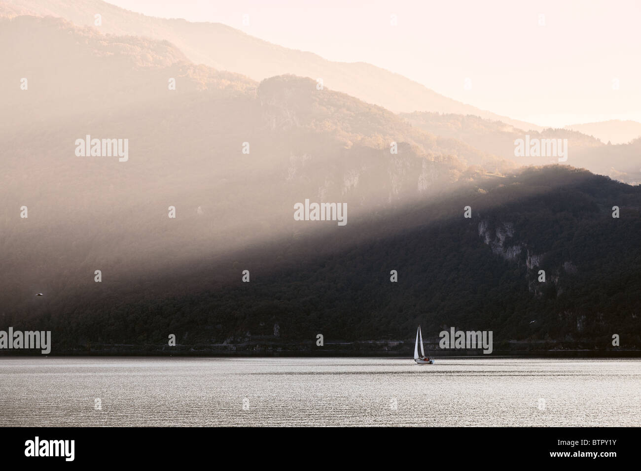 Sailing yacht on lake como hi-res stock photography and images - Alamy