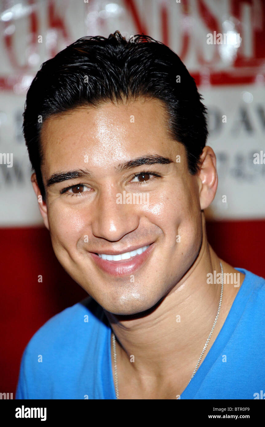 Mario lopez extra red carpet hi-res stock photography and images - Alamy