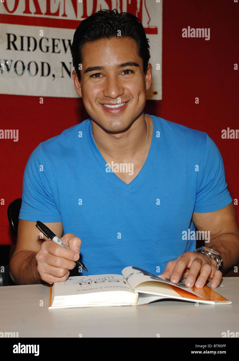 Mario lopez extra red carpet hi-res stock photography and images - Alamy