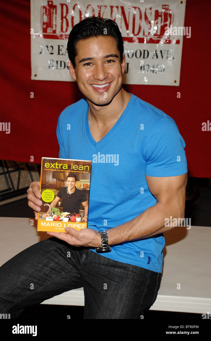 Mario lopez extra red carpet hi-res stock photography and images - Alamy