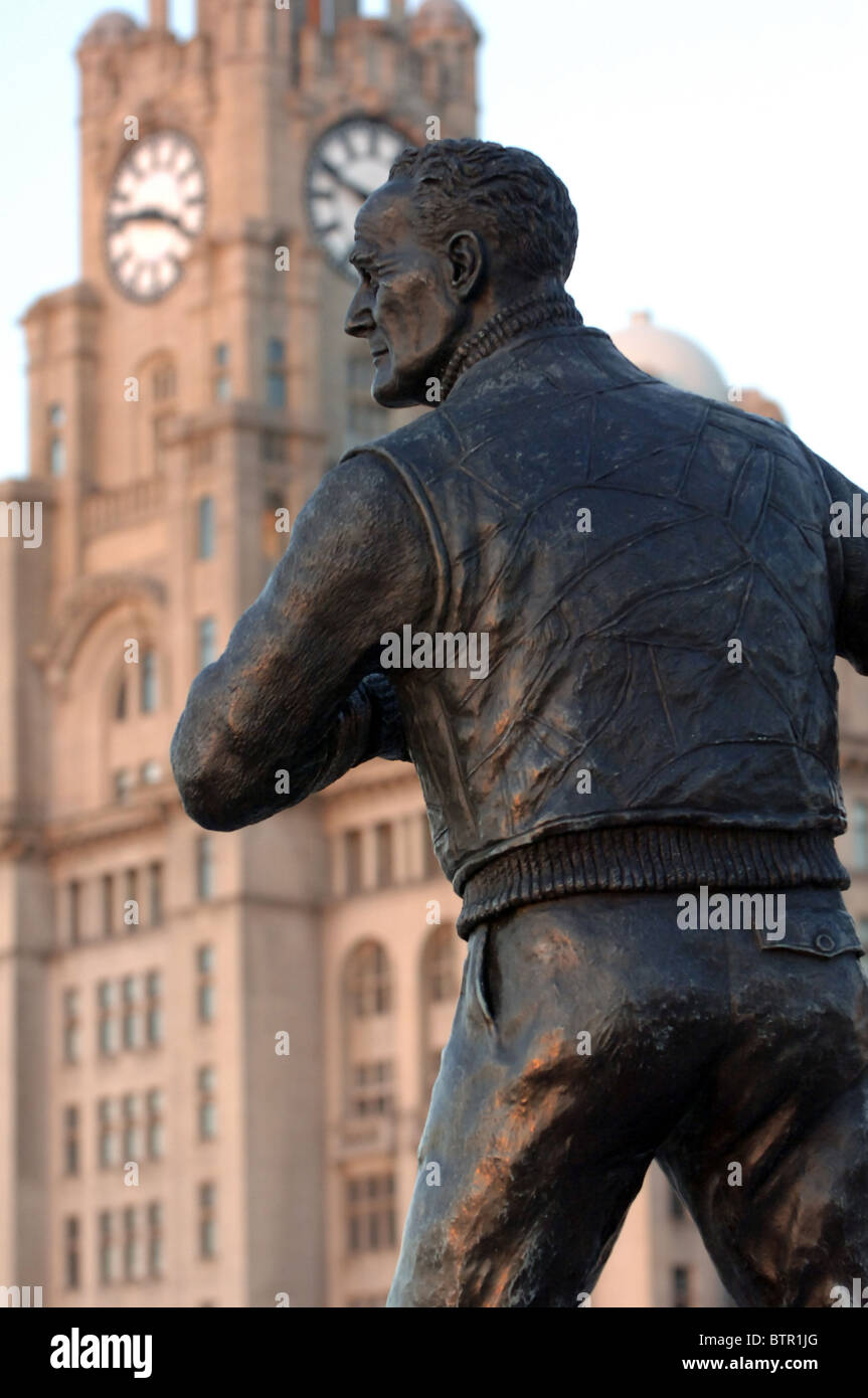 The Captain Walker statue on Liverpool Waterfront with the Liver ...
