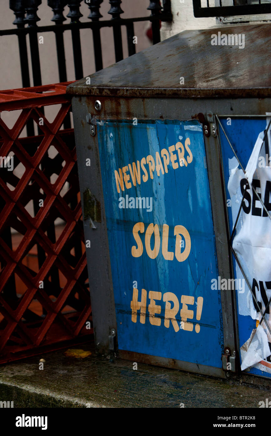 Newsagents sign hi-res stock photography and images - Alamy
