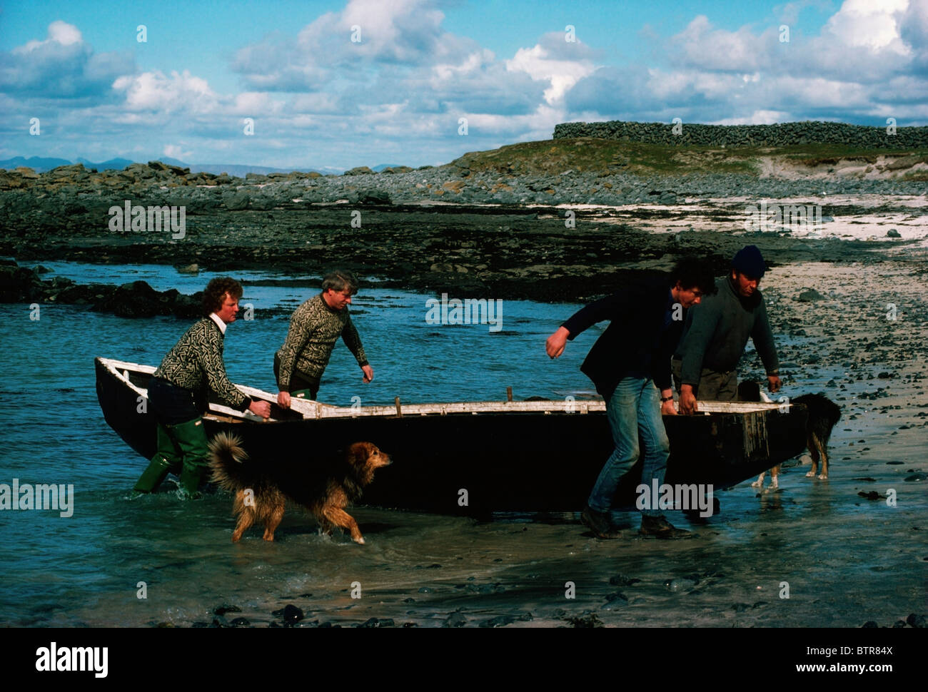 Currach boat galway hi-res stock photography and images - Alamy