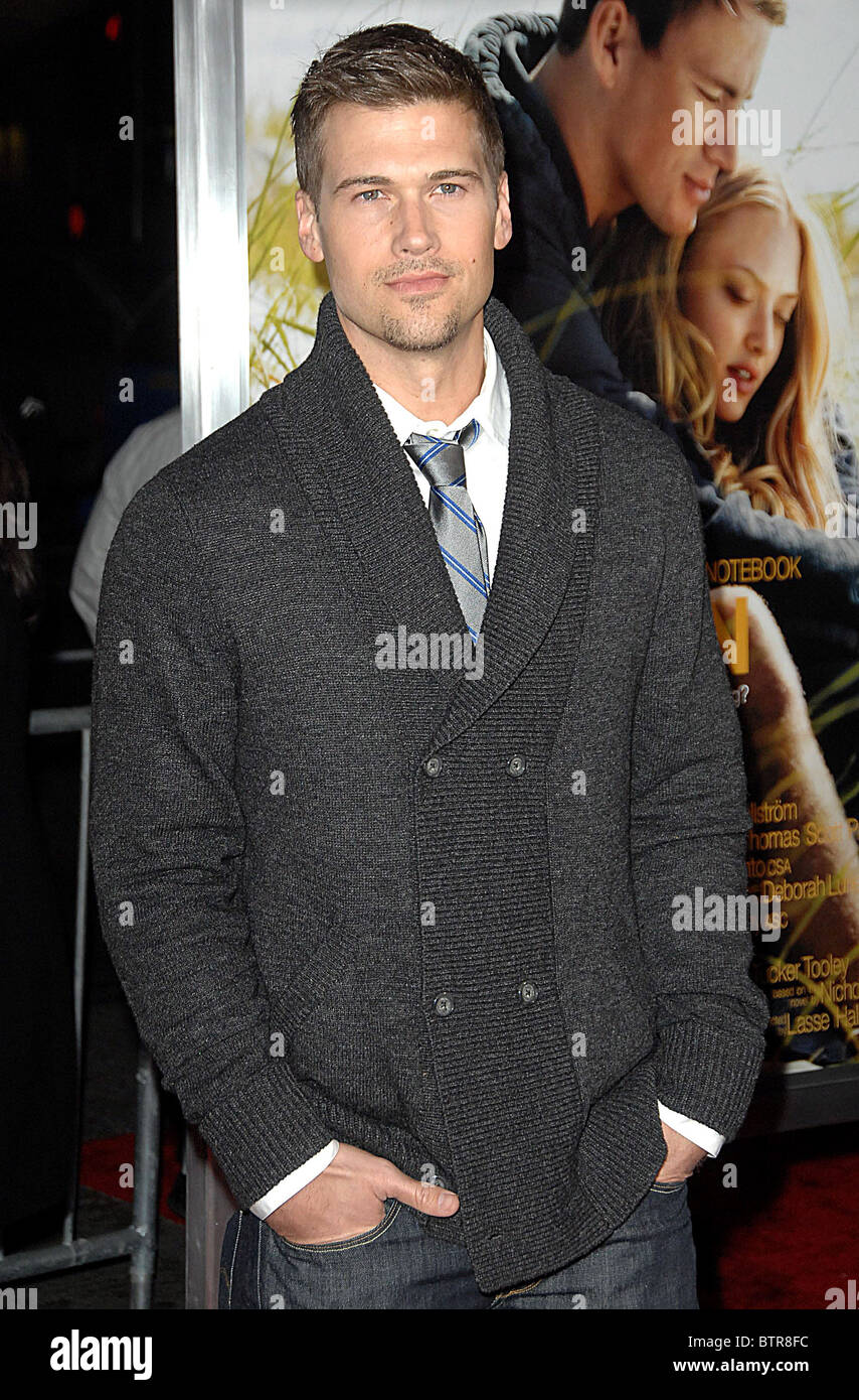 Scott porter dear john premiere hi-res stock photography and images - Alamy