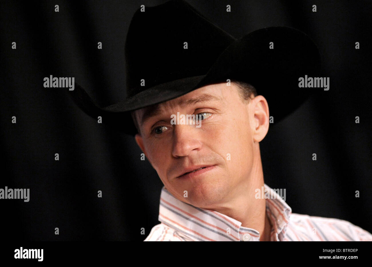 Professional Bull Riders and Garth Brooks Teammates for Kids Foundation ...