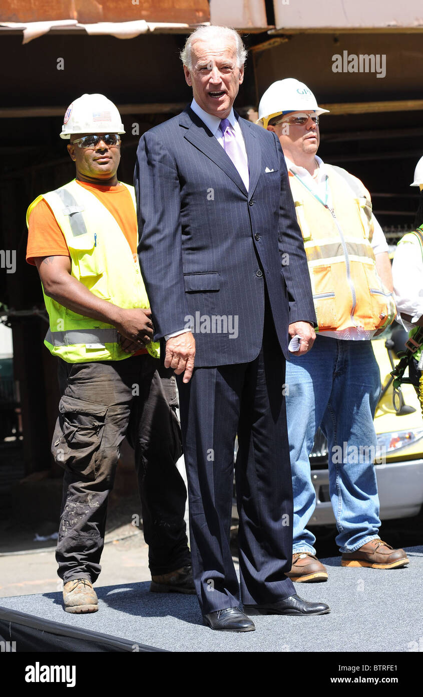 Brooklyn bridge construction workers hi-res stock photography and ...