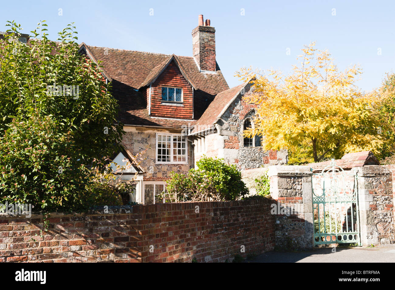 Buildings in cathedral close hi-res stock photography and images - Alamy