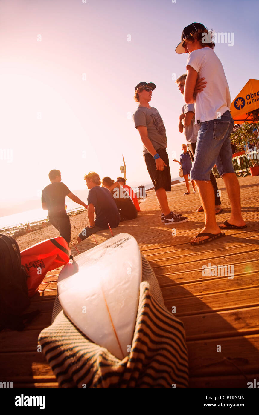 Surfers on a sunset beach hi-res stock photography and images - Alamy