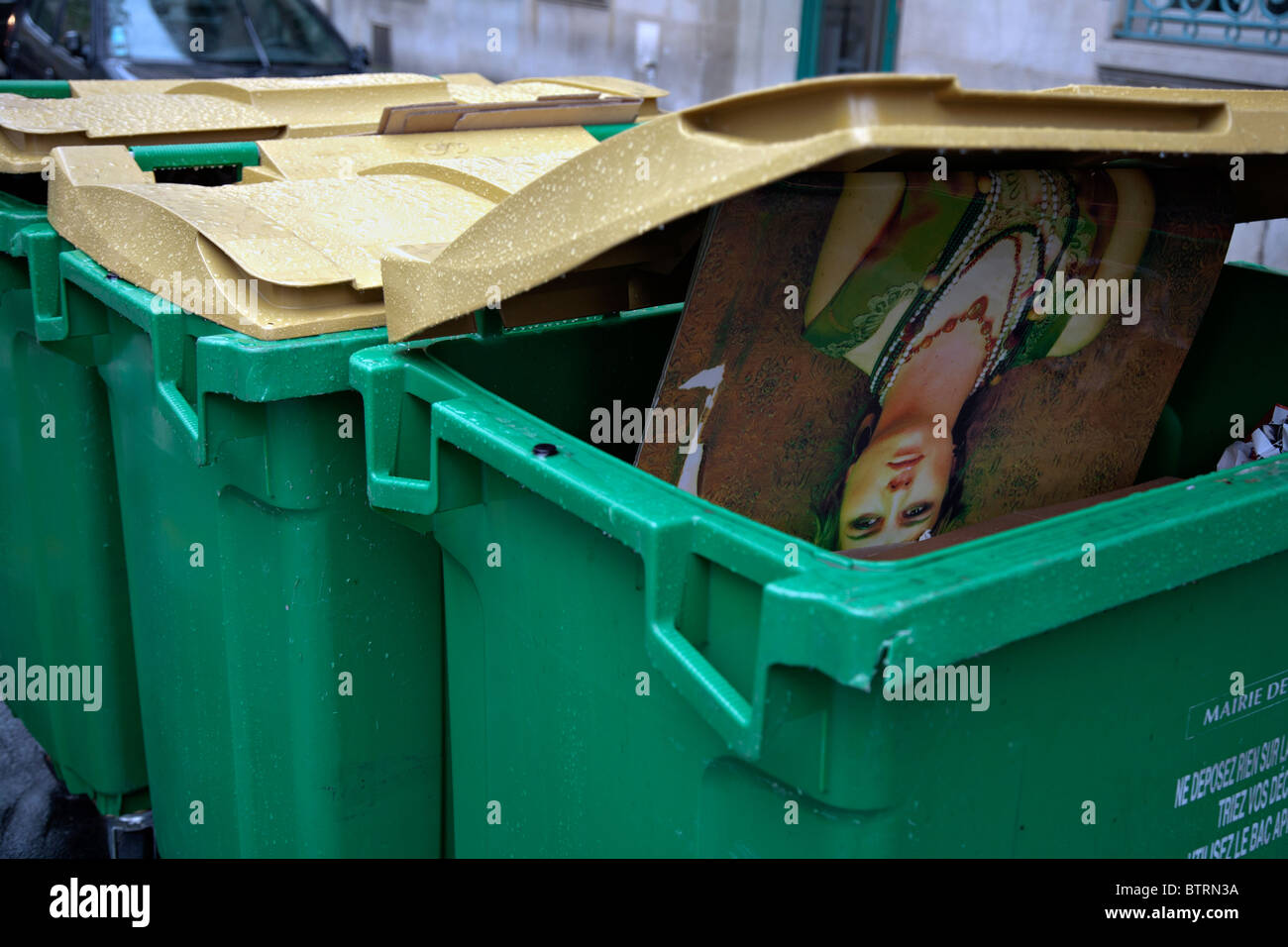 Paris waste hi-res stock photography and images - Alamy