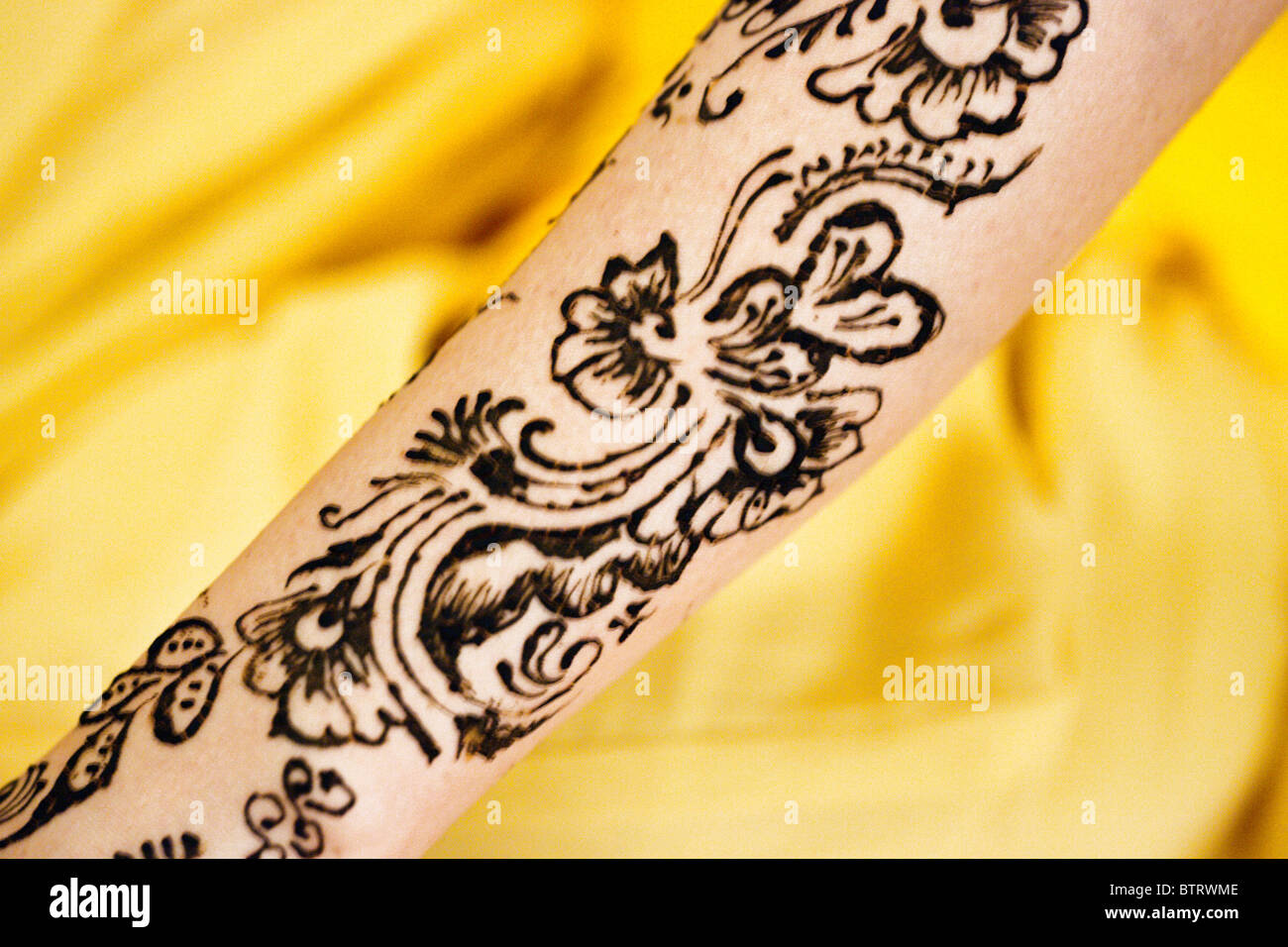 Young Muslim bride-to-be has elaborate henna designs painted on her ...