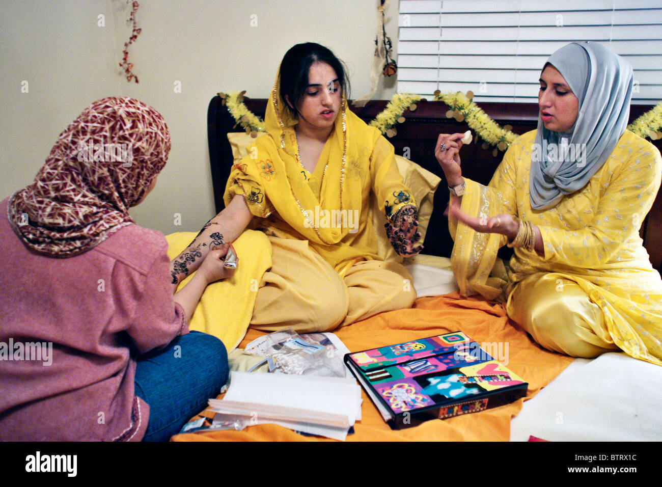 Muslim bride henna tattoos mehndi hi-res stock photography and images ...