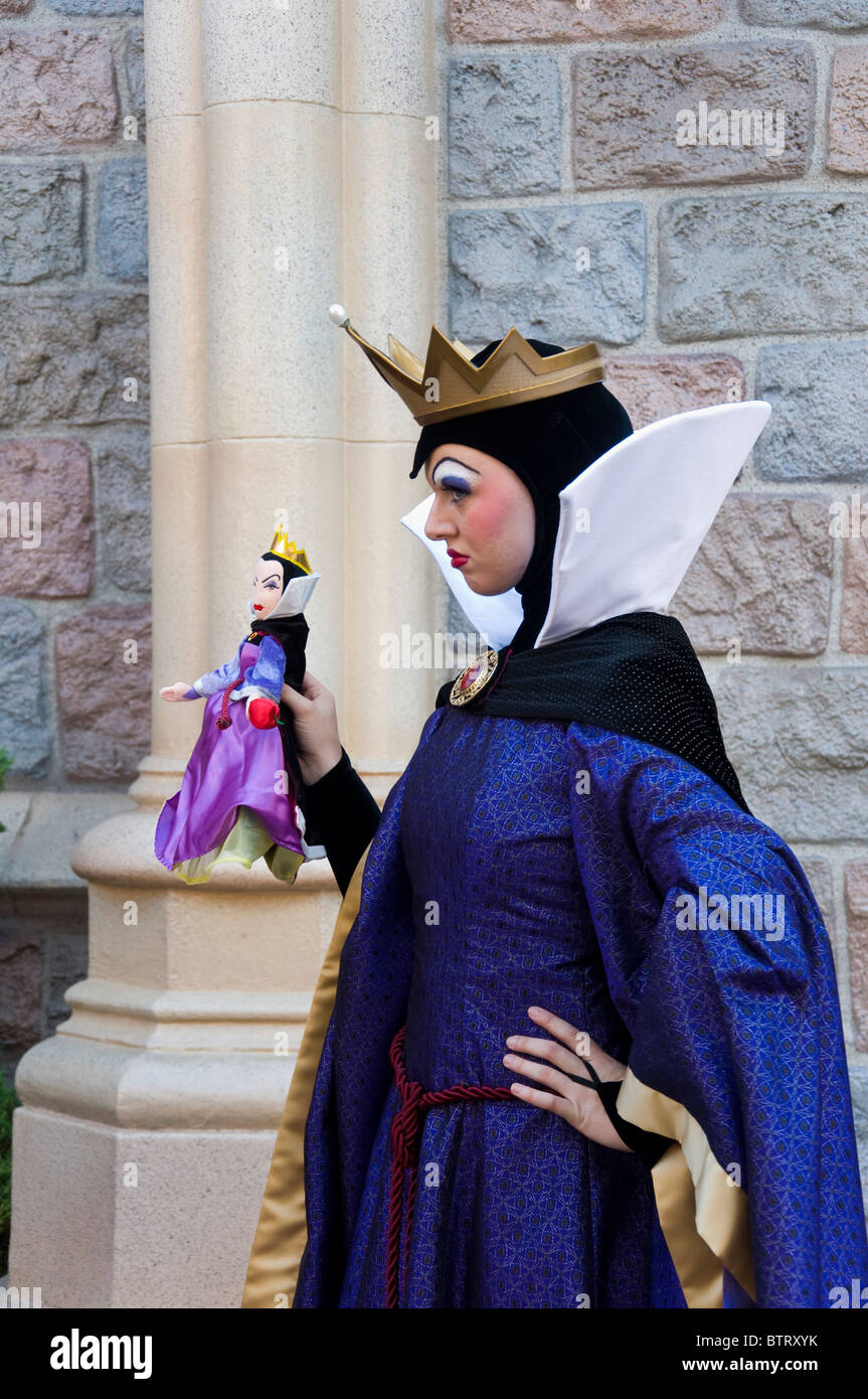 Queen character hi-res stock photography and images - Alamy