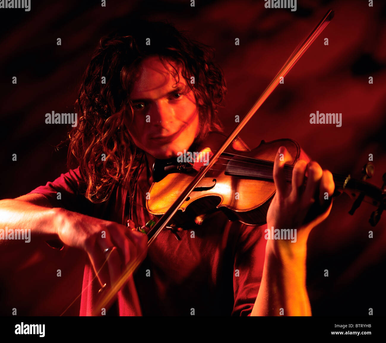 Standing violinist hi-res stock photography and images - Alamy