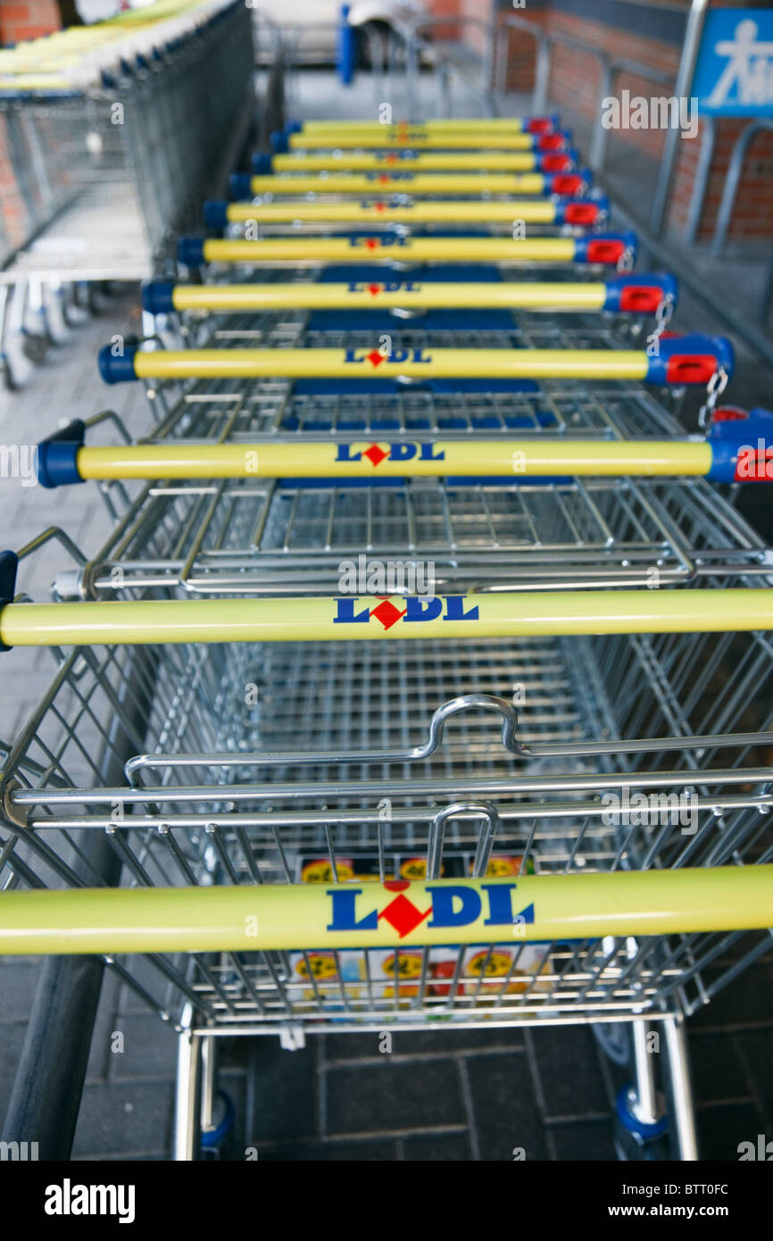 Lidl trolleys lined up outside the store. UK, Britain, Europe Stock ...