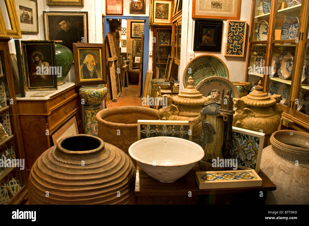 Seville spain andalusia antique shop hi-res stock photography and ...