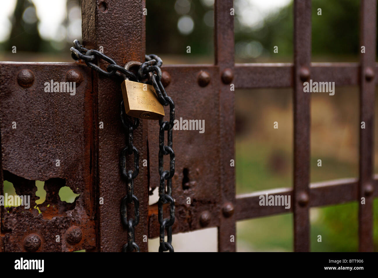 Padlock chains hi-res stock photography and images - Alamy