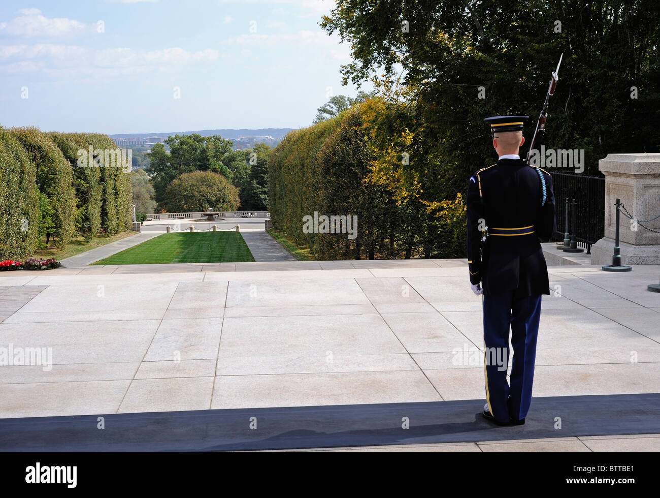 Ceremonial Guard at the Tomb of the Unknown Soldier in Arlington ...