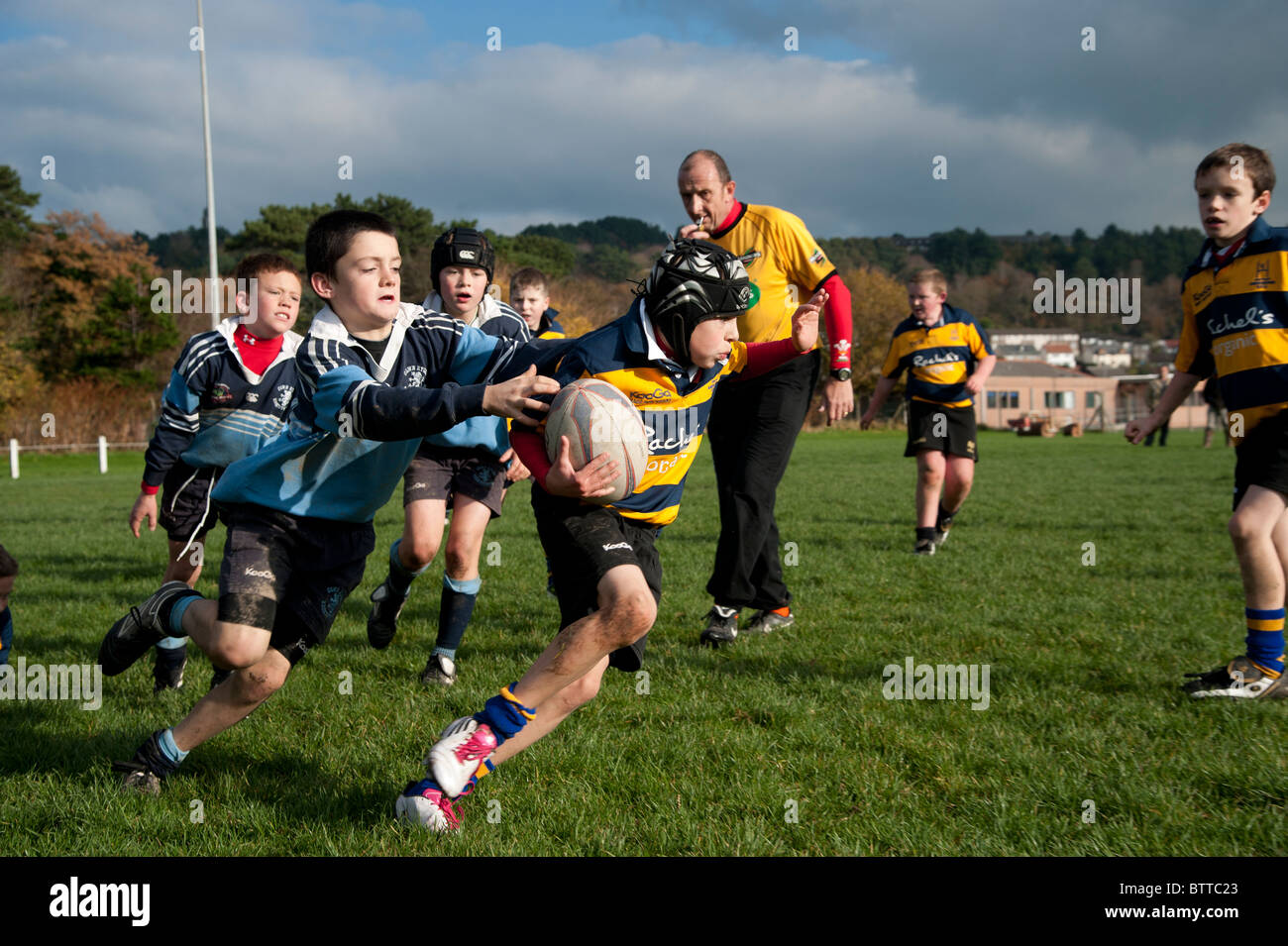 Kids playing rugby hi-res stock photography and images - Alamy