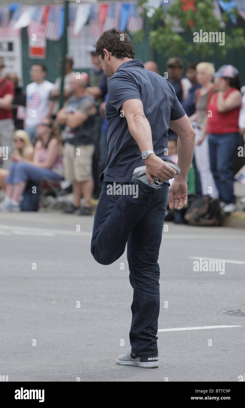 Gerard Butler On the Set of BOUNTY HUNTER Stock Photo - Alamy