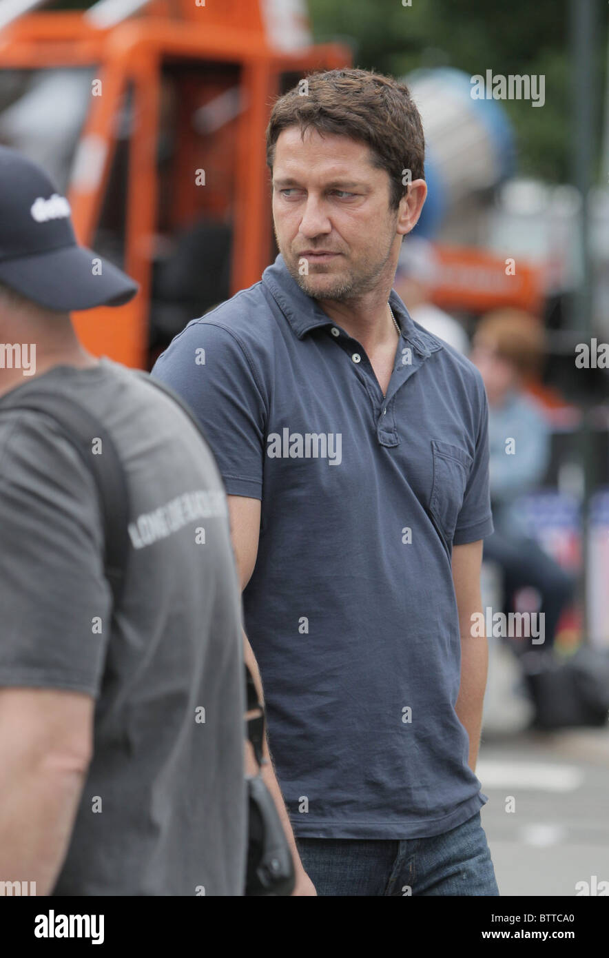 Gerard Butler On the Set of BOUNTY HUNTER Stock Photo - Alamy