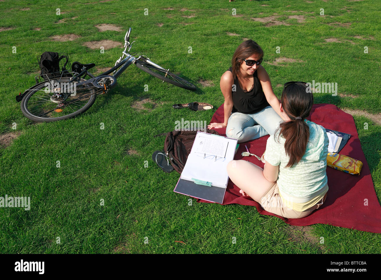 Sitzen teenager hi-res stock photography and images - Alamy