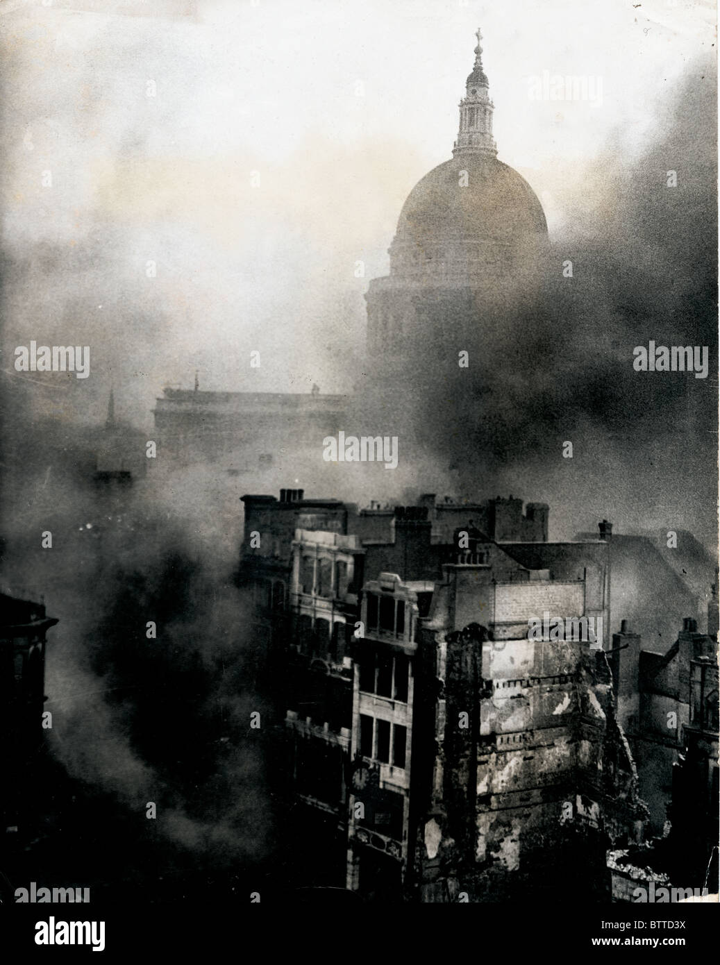 St Paul's Cathedral During the Blitz Stock Photo - Alamy