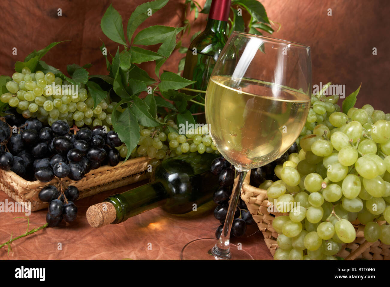 White dry wine, fresh clusters of a grapes Stock Photo - Alamy