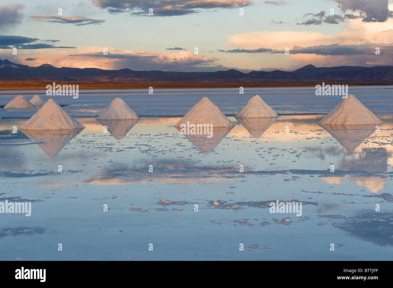Salt cones, Salar de Uyuni at sunset, Potosi, Bolivia Stock Photo - Alamy