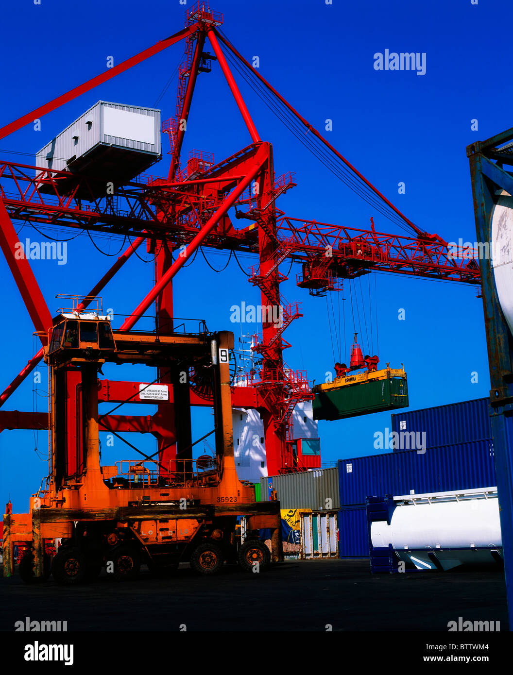 Cargo being loaded onto ships hi-res stock photography and images - Alamy
