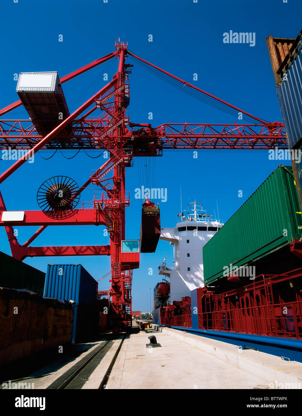 Cargo being loaded onto ships hi-res stock photography and images - Alamy