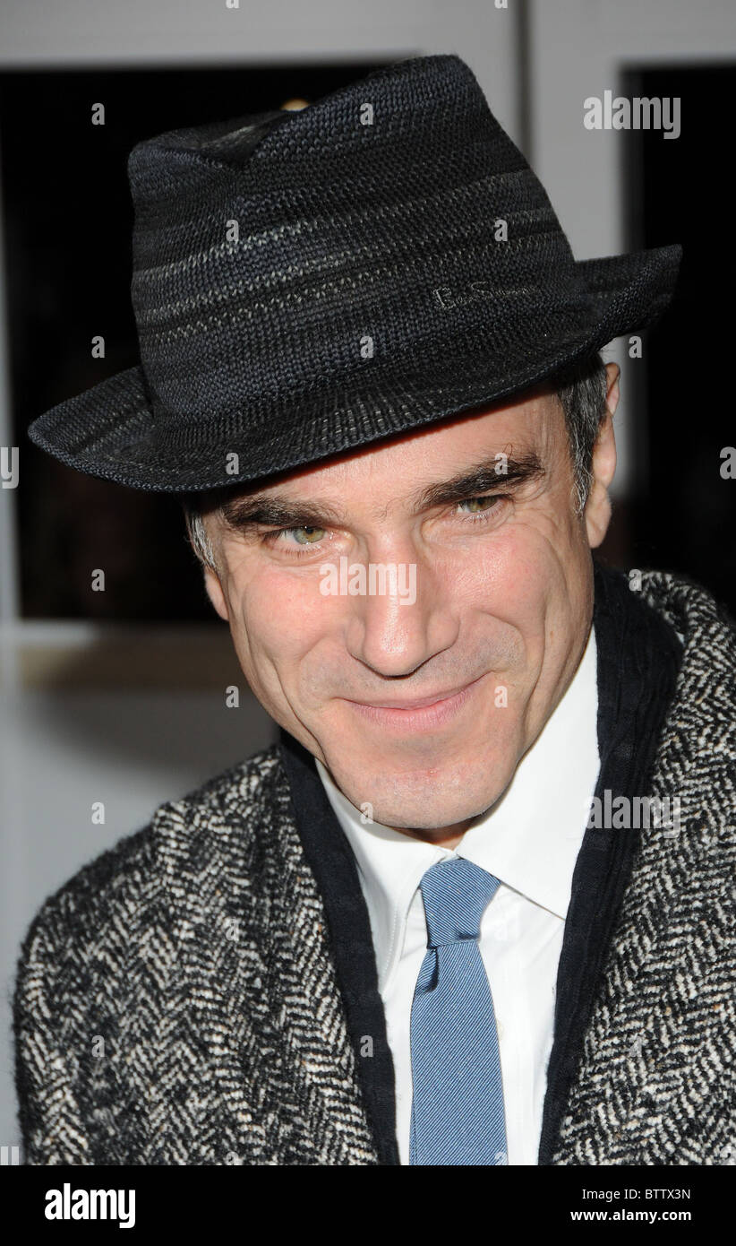 Daniel day lewis nine 2009 hi-res stock photography and images - Alamy