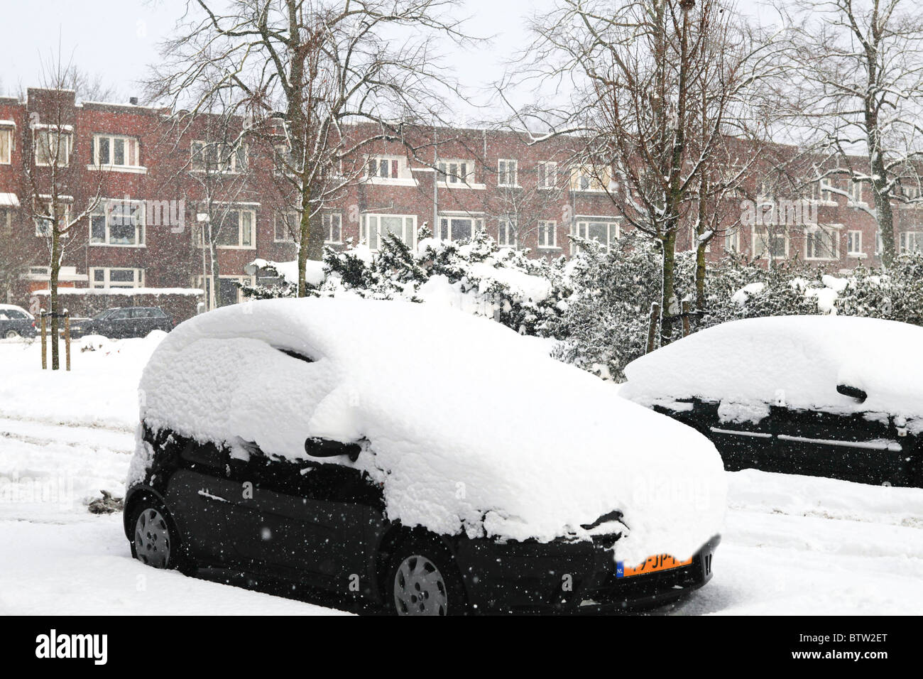Snow covered cars in wintertime Stock Photo - Alamy