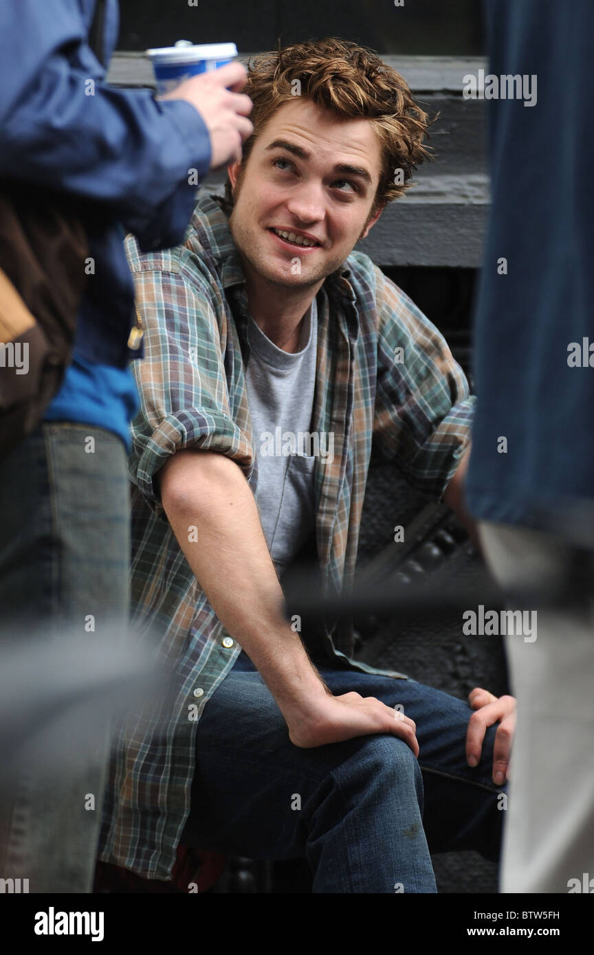 Robert Pattinson On the Set of REMEMBER ME Stock Photo - Alamy