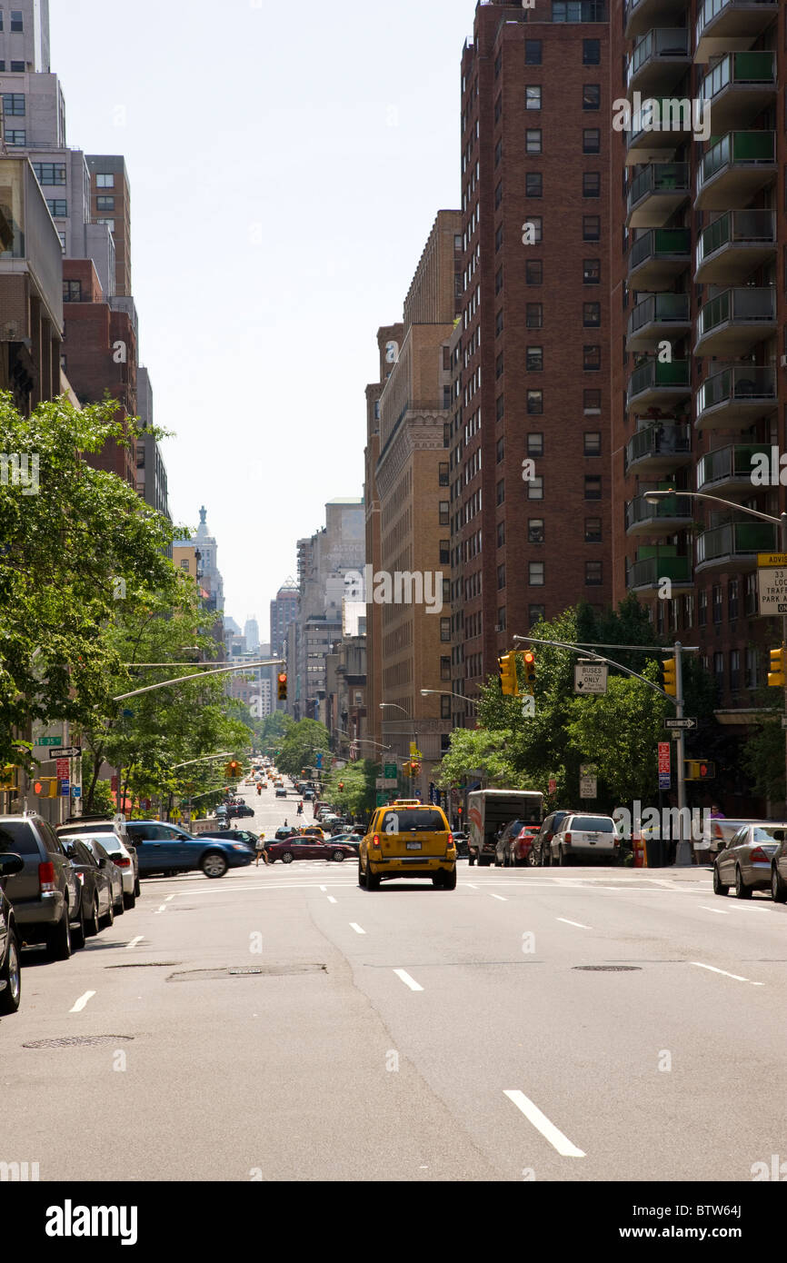 View downtown on Lexington Avenue in midtown Manhattan Stock Photo - Alamy