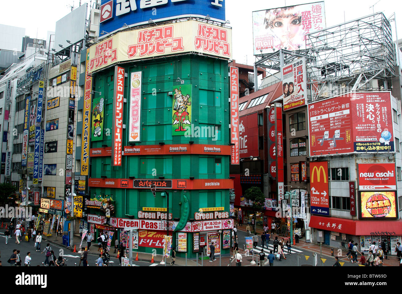 Street scene, Shinjuku, Tokyo, Japan Stock Photo - Alamy