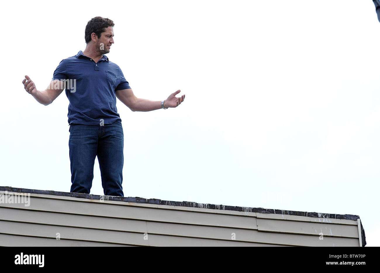 Gerard Butler on Film Shoot for BOUNTY in New York City Stock Photo - Alamy