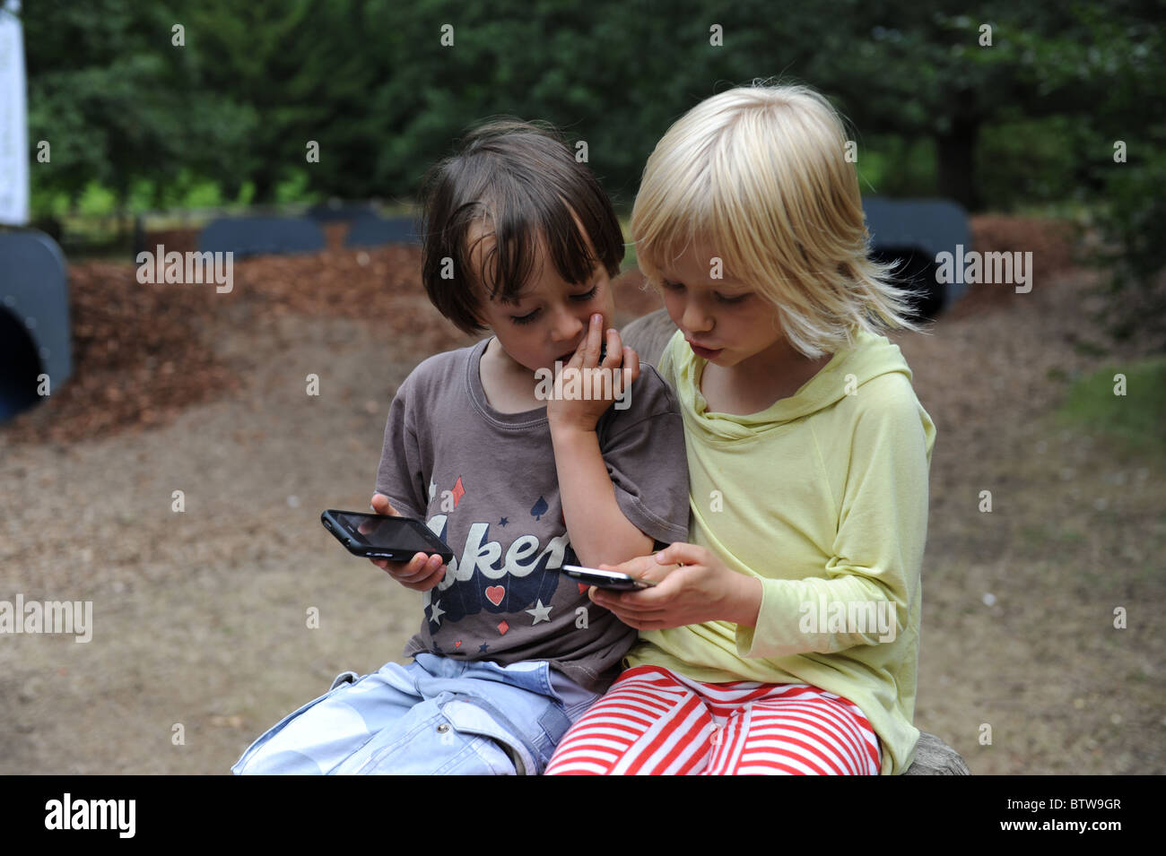 children using the apple iphone at kew gardens, london Stock Photo - Alamy