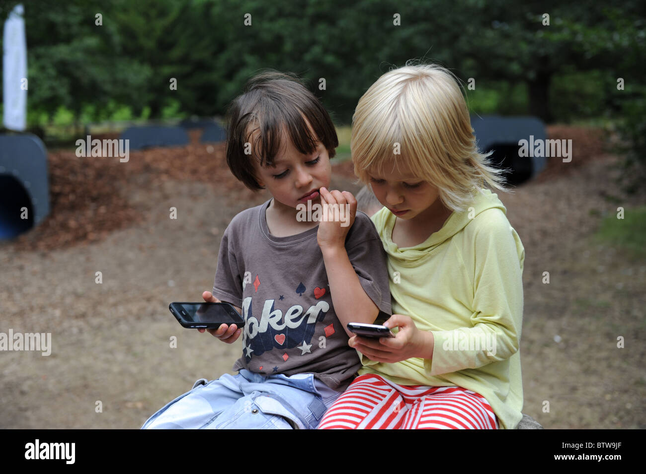 children using the apple iphone at kew gardens, london Stock Photo - Alamy