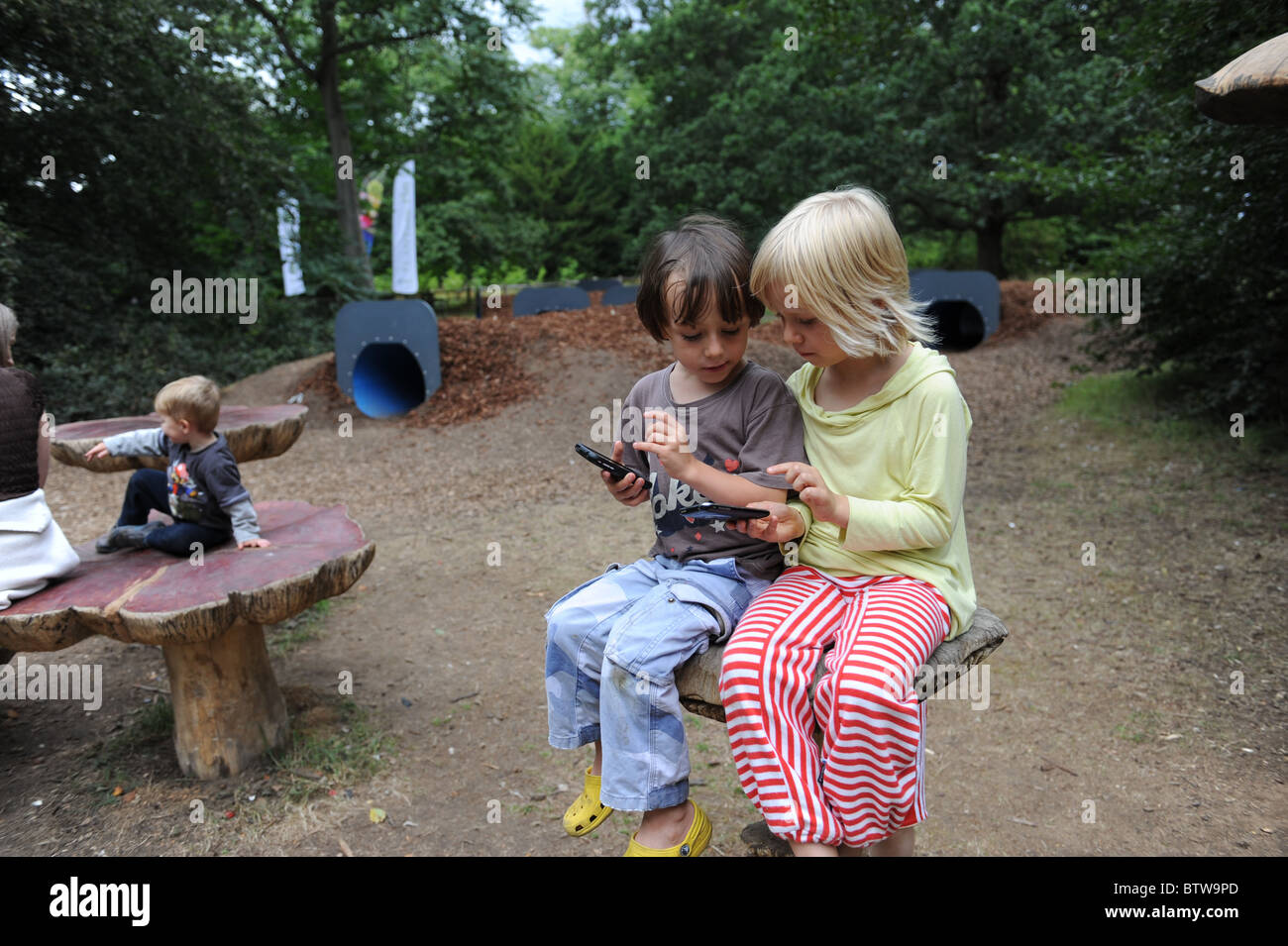 children using the apple iphone at kew gardens, london Stock Photo - Alamy