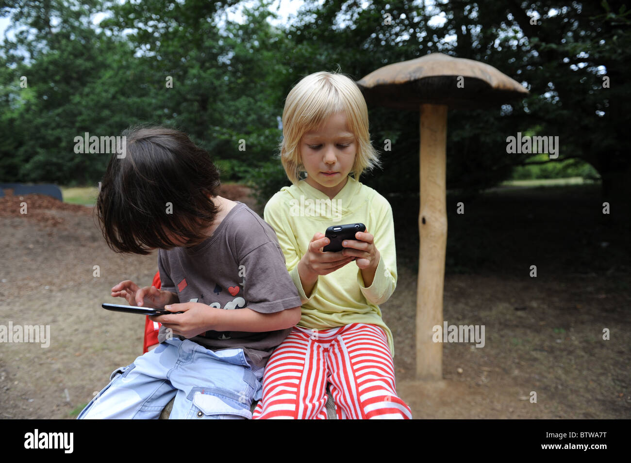 children using the apple iphone at kew gardens, london Stock Photo - Alamy