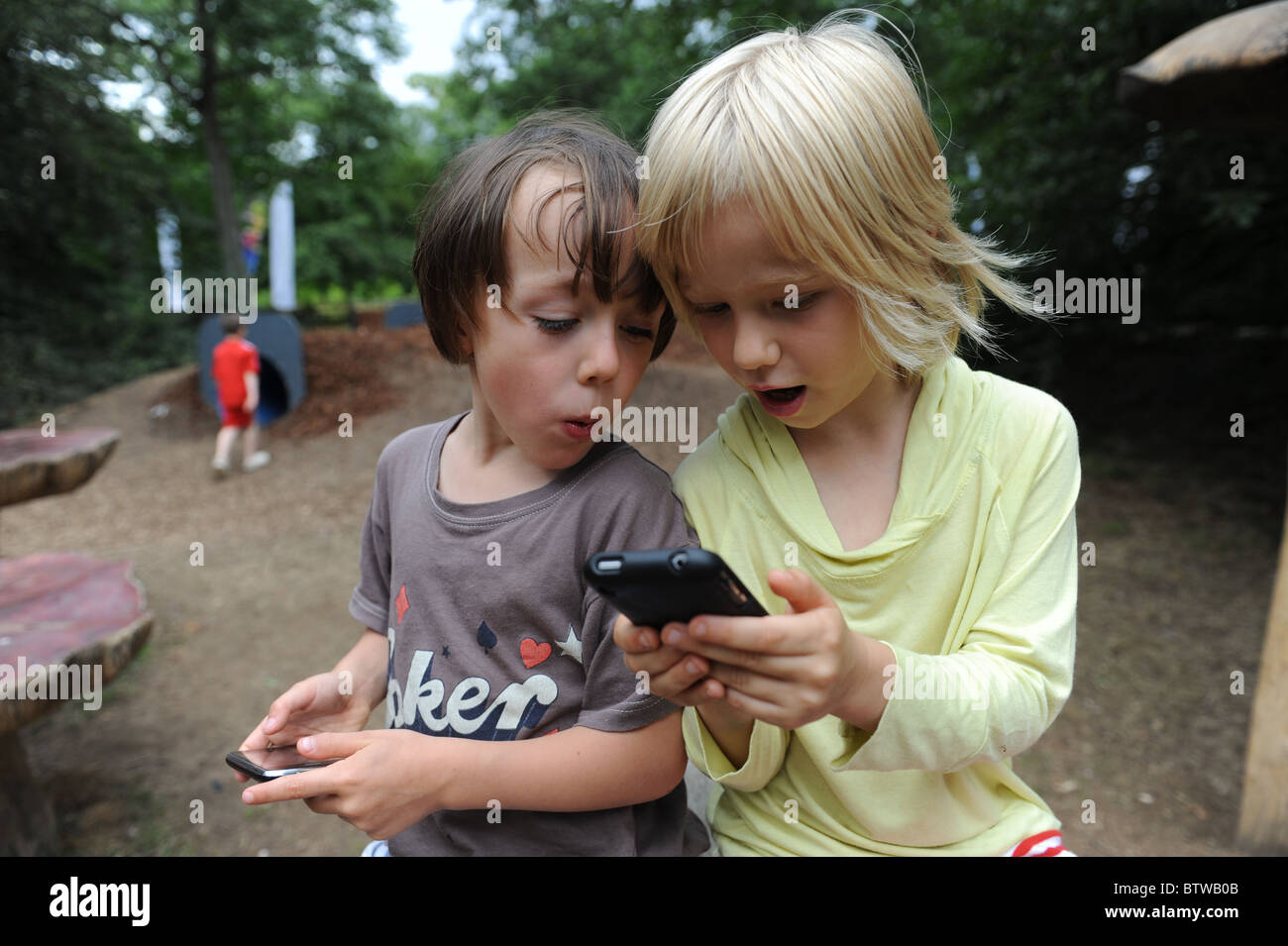 children using the apple iphone at kew gardens, london Stock Photo - Alamy