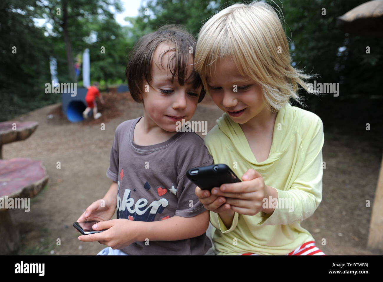 children using the apple iphone at kew gardens, london Stock Photo - Alamy