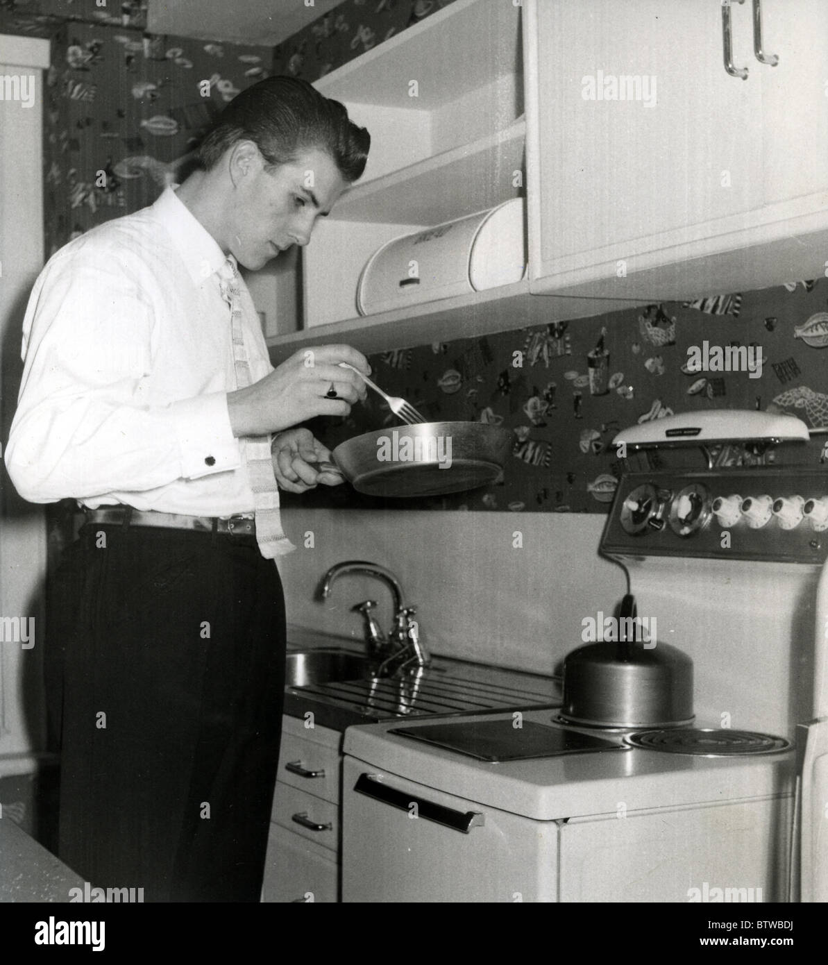 VINCE EAGER - UK rock singer at his London home in 1958 Stock Photo - Alamy
