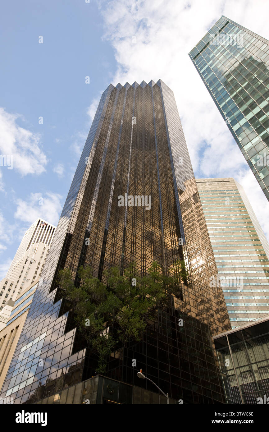 Trump tower new york outside design hi-res stock photography and images ...