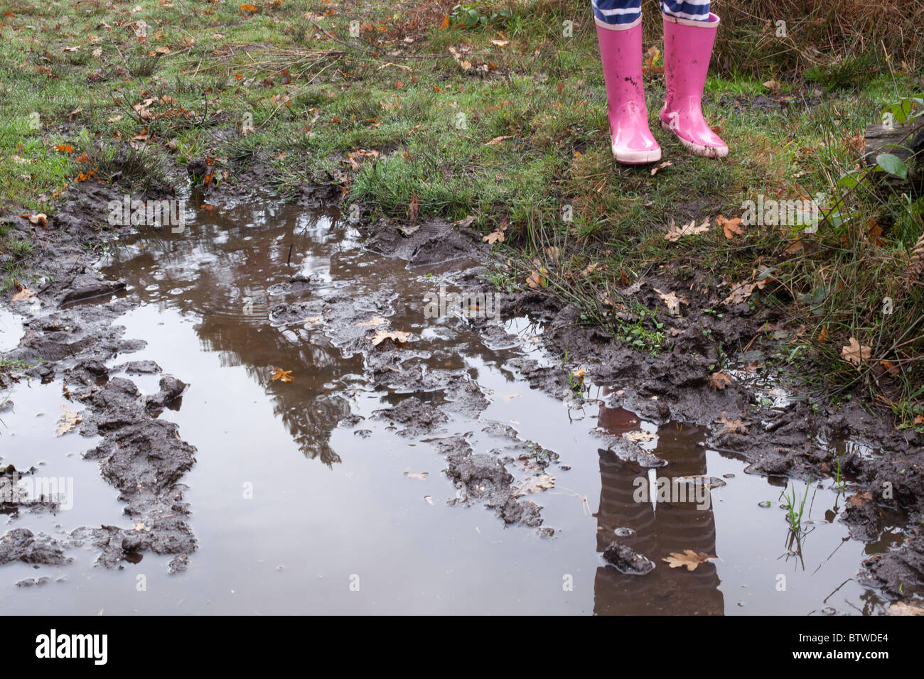Kids playing in puddle Stock Photo - Alamy