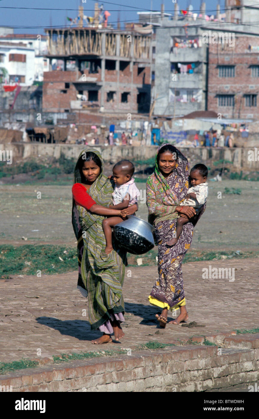 BANGLADESH WOMEN AND CHILDREN. DHAKA SLUMS Photo © Julio Etchart Stock ...