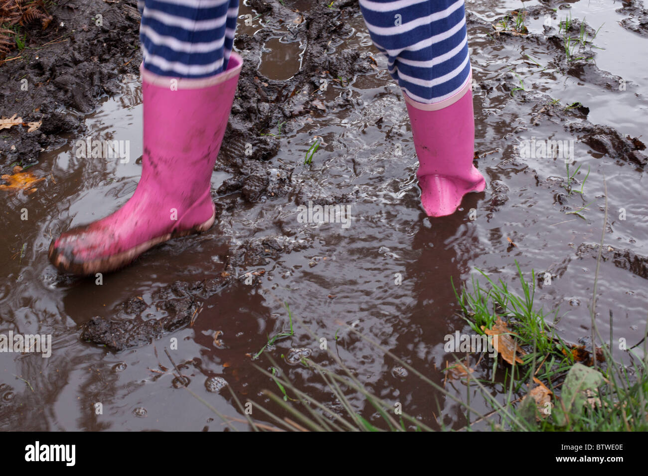 Kids playing in puddle Stock Photo - Alamy