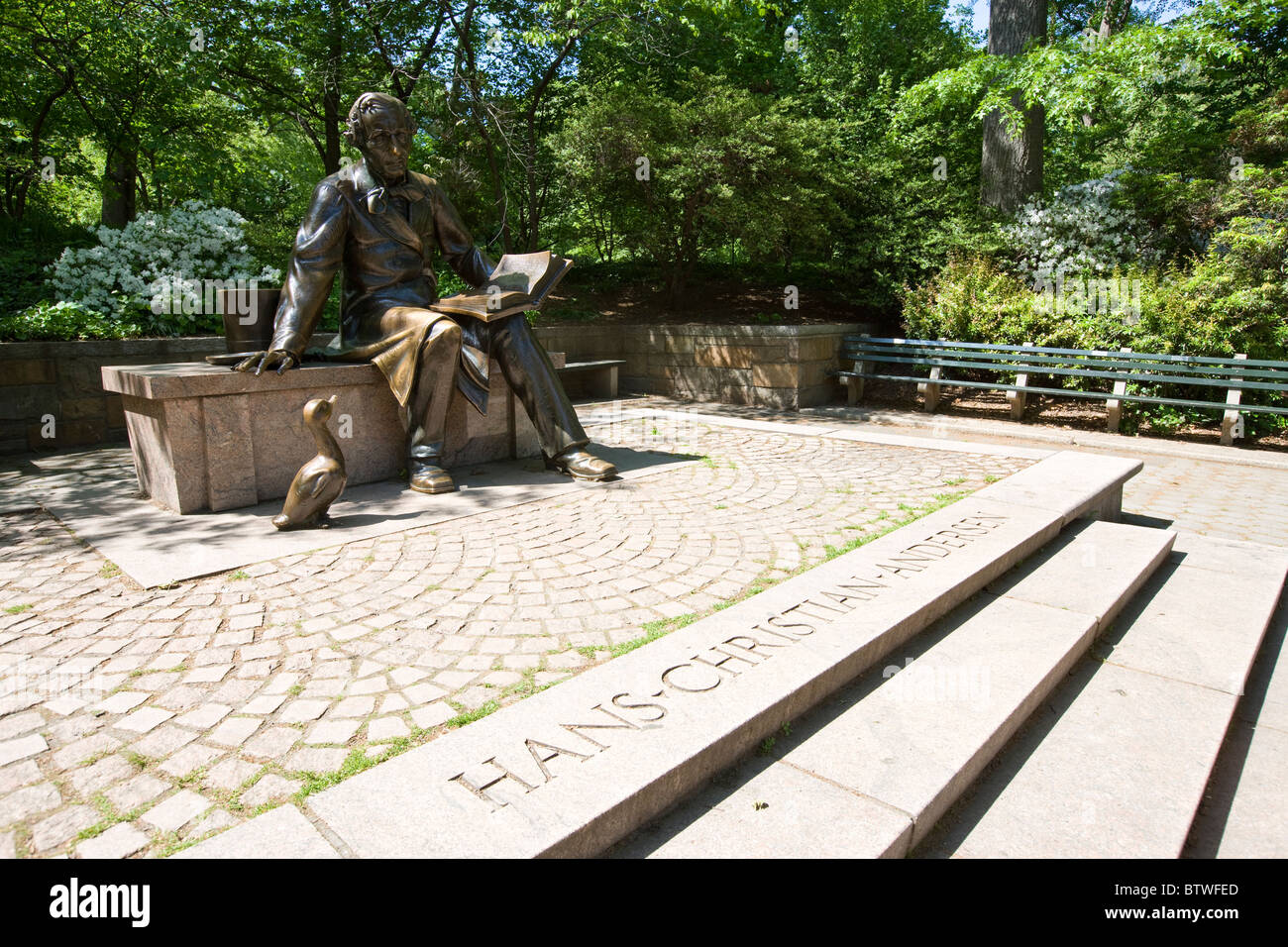Hans Christian Anderson statue near Conservatory Water at Mid Park ...