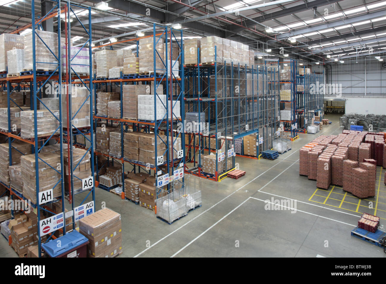 Logistics storage warehouse racking hi-res stock photography and images ...